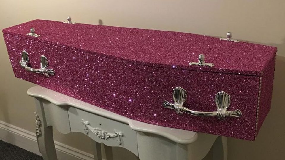 Caixões com Glitter: Para você ter um funeral extravagante